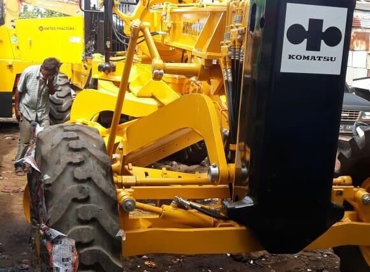 Komatsu GD511A-1 Motor Grader qua sử dụng đang bán tại Indonesia ...