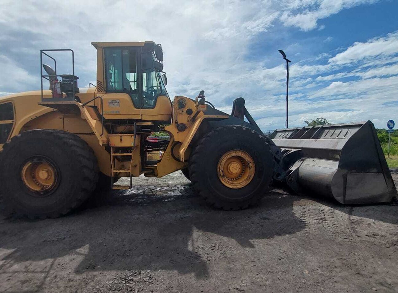 Used Volvo L220G Loader For Sale in Indonesia - HeavyMart.com